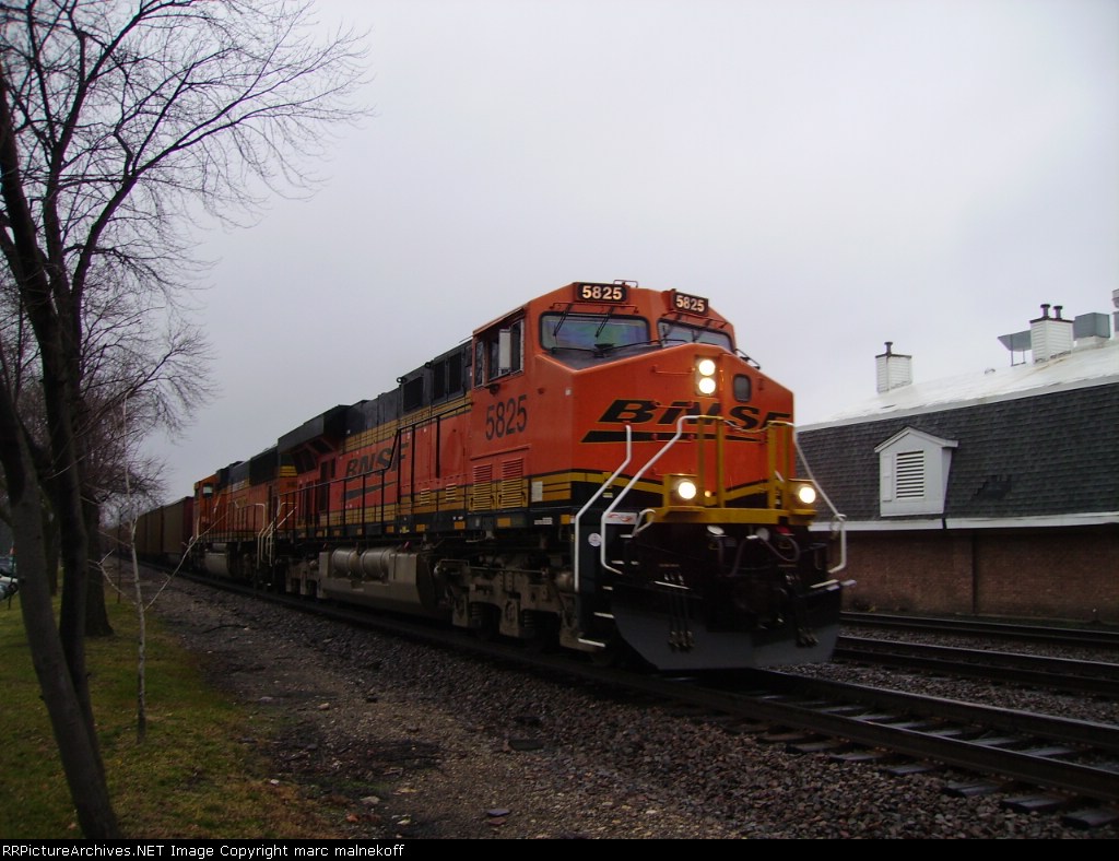BNSF 5825
